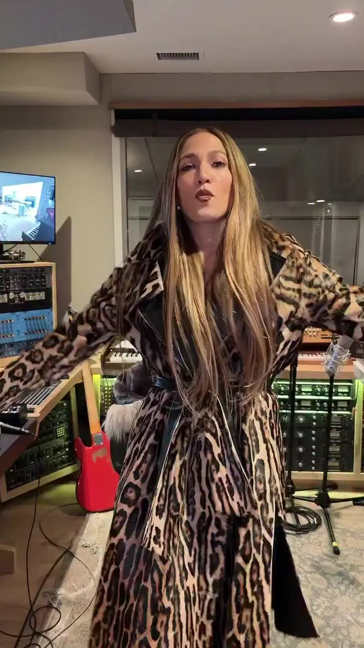 Jennifer Lopez trending Song - Video - Faxo